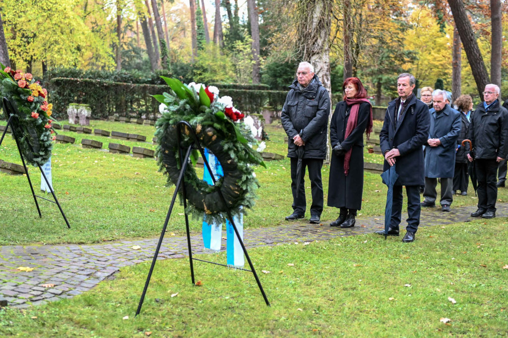 Volkstrauertag: Stadt Rüsselsheim gedenkt der Opfer von Kriegen und Gewalt - Journal Lokal